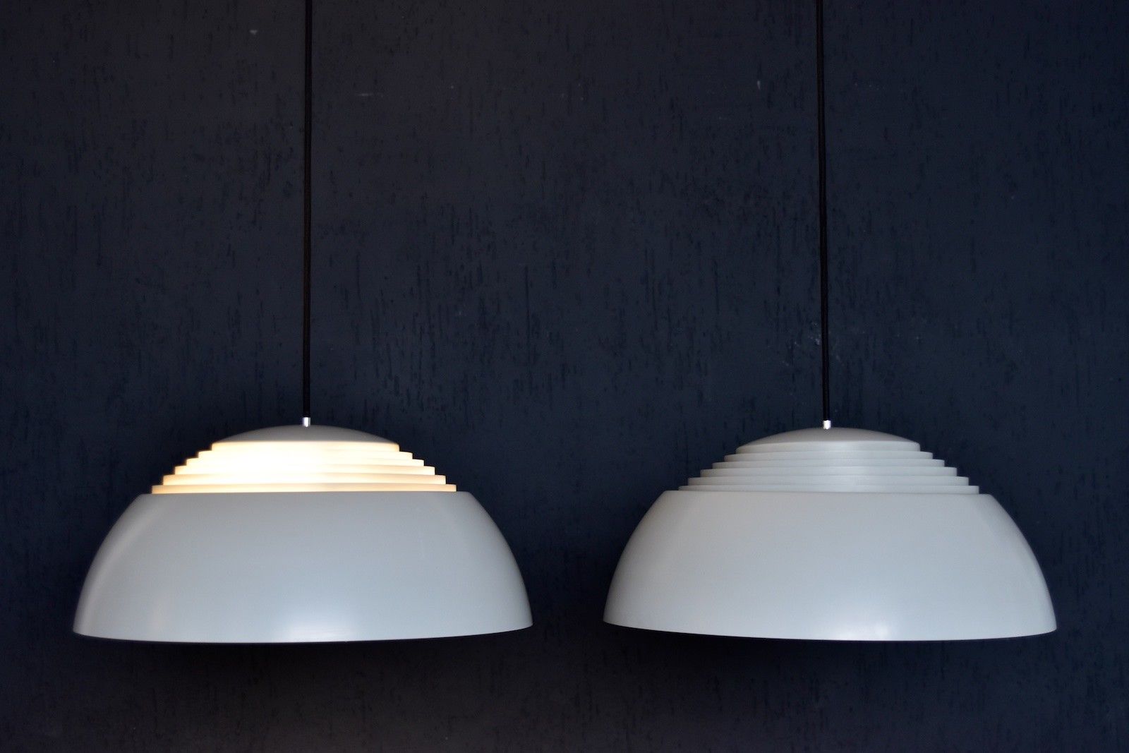 Aj Pendel in grau von Louis Poulsen - achtgrad